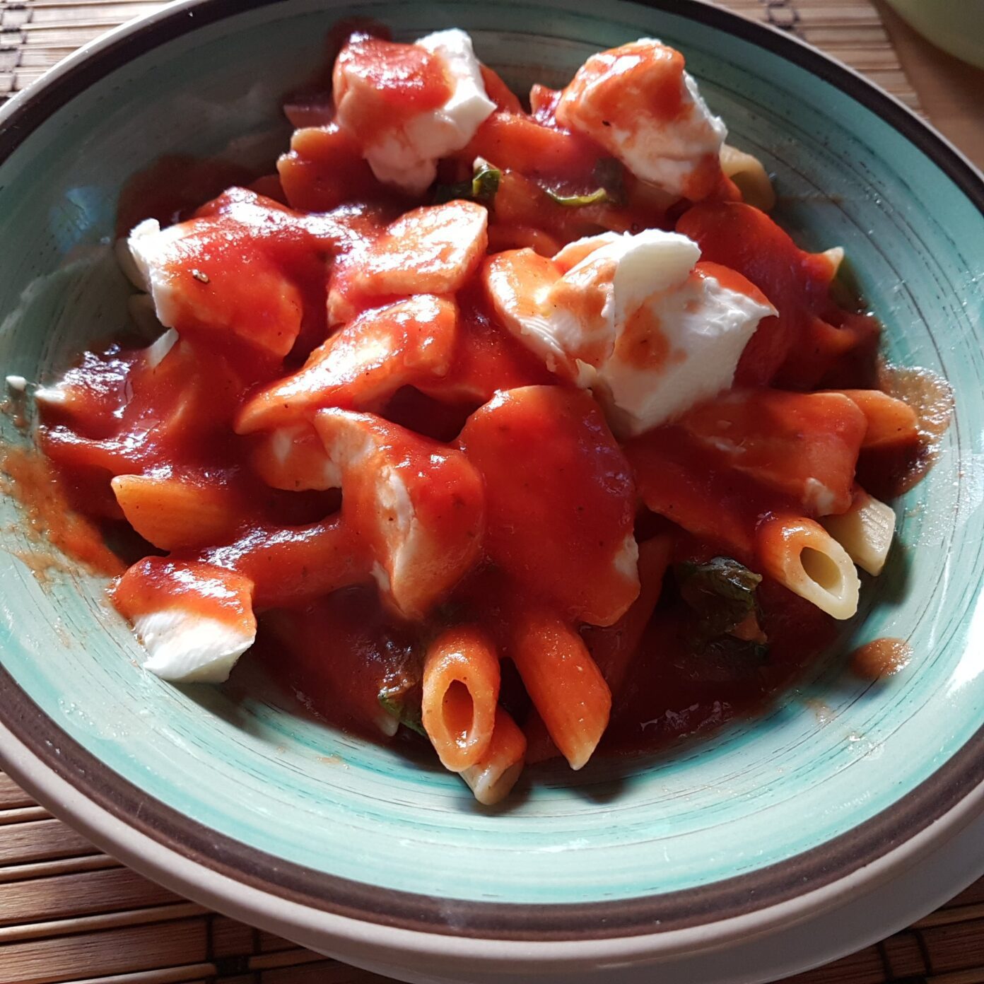 Pasta semplice e veloce con pomodoro, mozzarella e basilico - Notizie ...