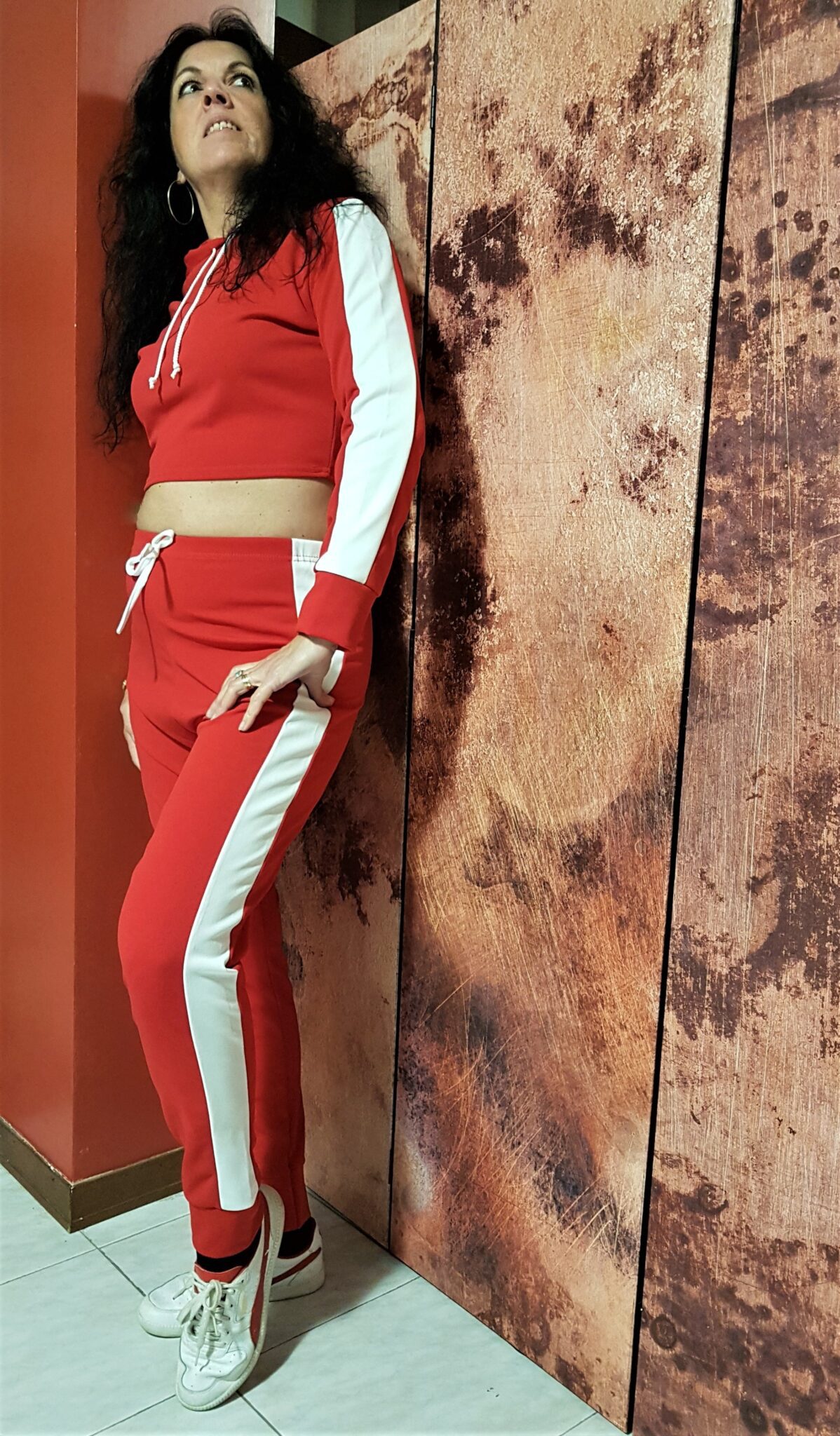 Come abbinare il rosso nei vestiti: abbinamento elegante e sportivo del ...