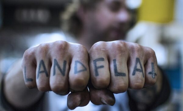 Tattoo dito, quale tatuaggio fare sulle dita - Notizie In Vetrina