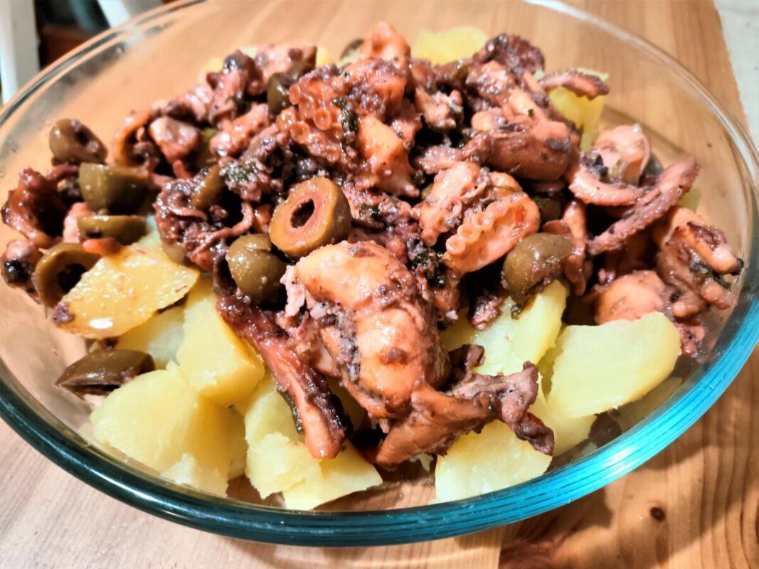 Moscardini morbidi in bianco con patate e olive - Notizie In Vetrina