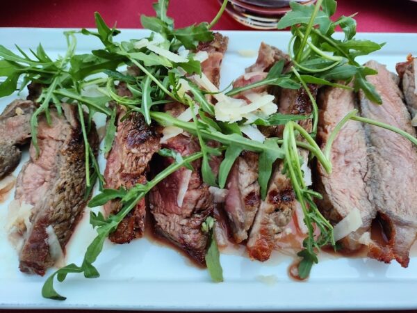 Tagliata di manzo ricetta con rucola e parmigiano in padella, piastra ...